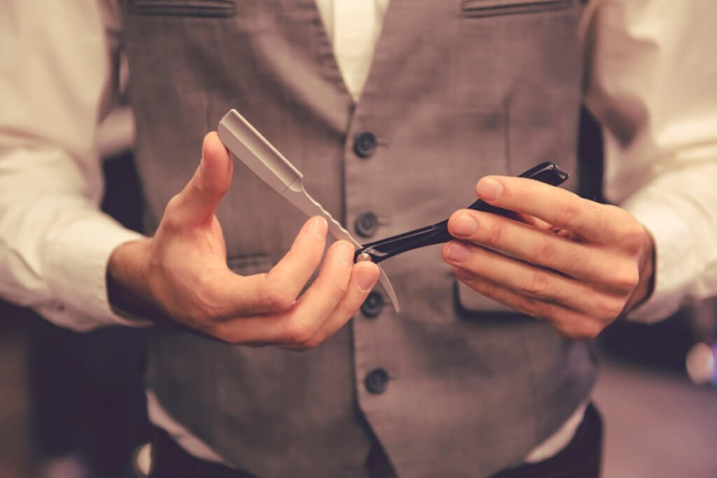 5 Best Straight Razors of 2019 • Cut-Throat Review by PRO Barber 💈