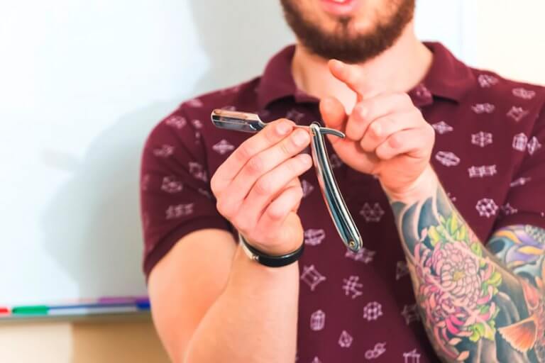 5 Best Straight Razors of 2019 • Cut-Throat Review by PRO Barber 💈